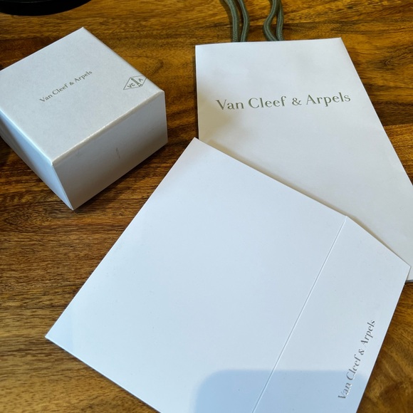 Van Cleef & Arpels | Other | Van Cleef Arpels Elegant White Packaging ...